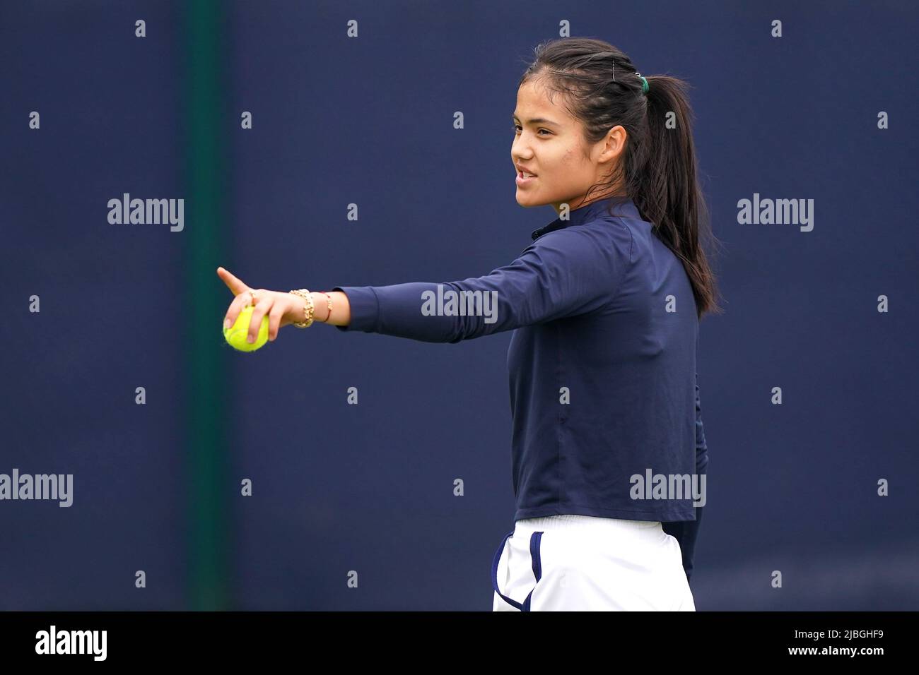Die britische Emma Raducanu trainiert am dritten Tag der Rothesay Open ...
