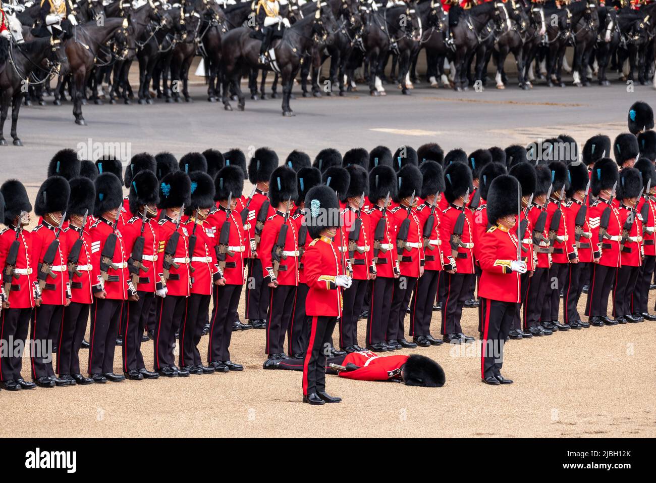 Fainting guard at trooping the colour -Fotos und -Bildmaterial in hoher ...