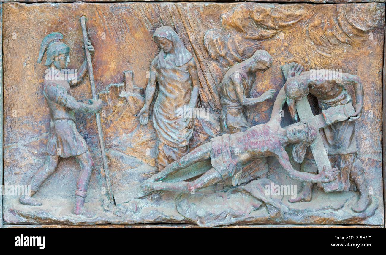MONOPOLI, ITALIEN - 6. MÄRZ 2022: Das bronzene Relief Jesus wird von Wolfgang Stempfele am Kreuz ...