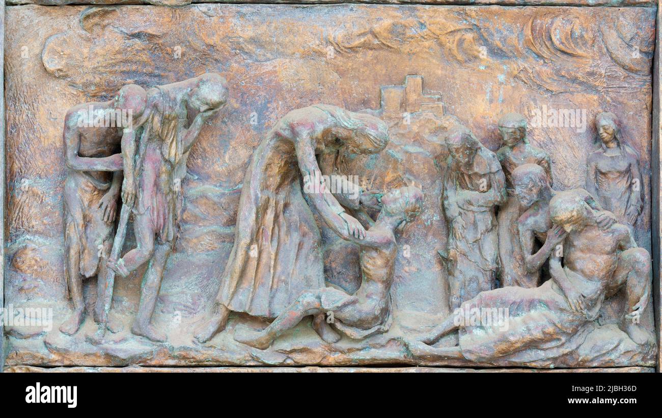 MONOPOLI, ITALIEN - 6. MÄRZ 2022: Das bronzene Relief Jesus bei der Heilung am Tor der Kirche ...