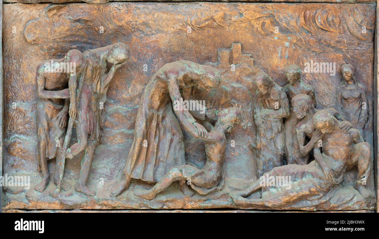 MONOPOLI, ITALIEN - 6. MÄRZ 2022: Das bronzene Relief Jesus bei der Heilung am Tor der Kirche ...