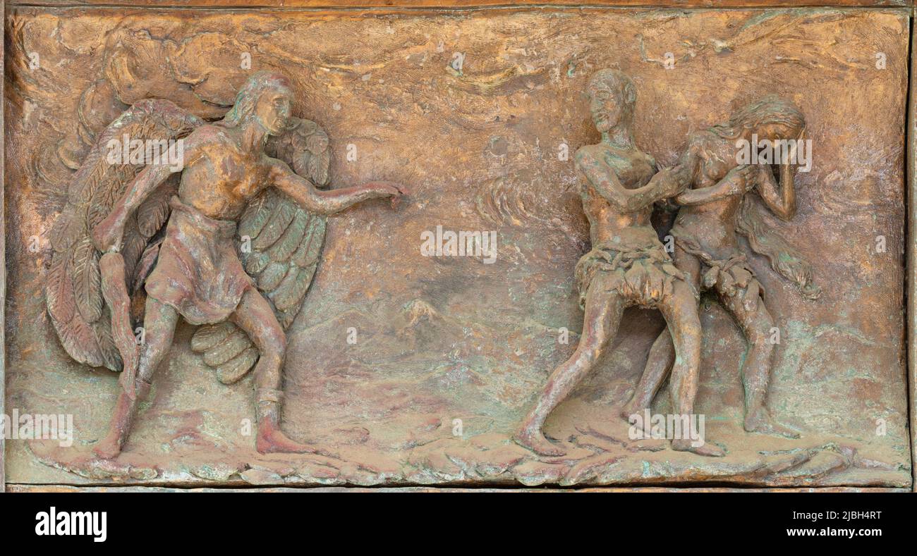 MONOPOLI, ITALIEN - 6. MÄRZ 2022: Das bronzene Relief Vertreibung von Adam und Eva aus dem ...