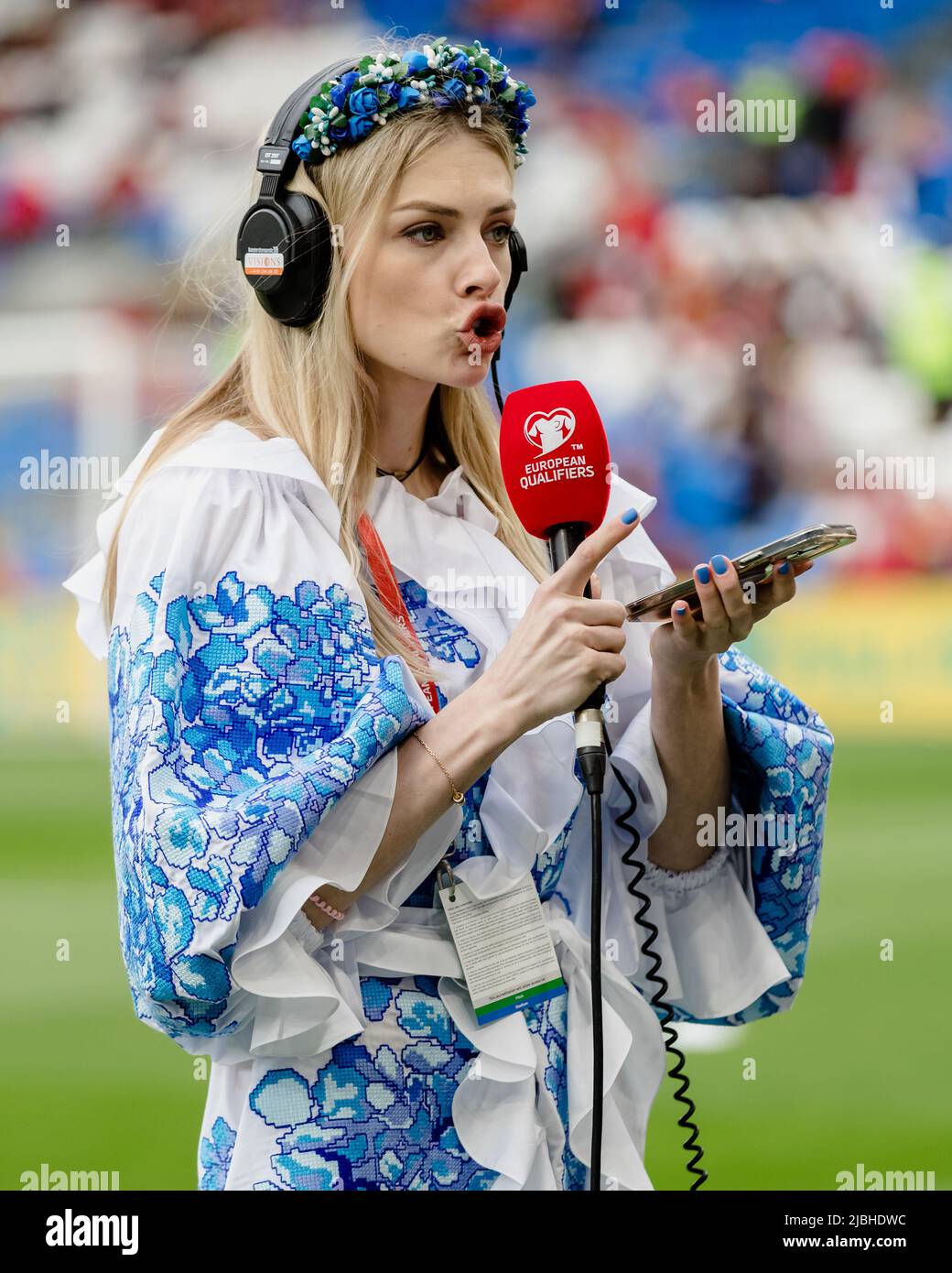 CARDIFF, WALES - 05. JUNI 2022: Ukrainische Moderatorin vor dem WM-Play ...