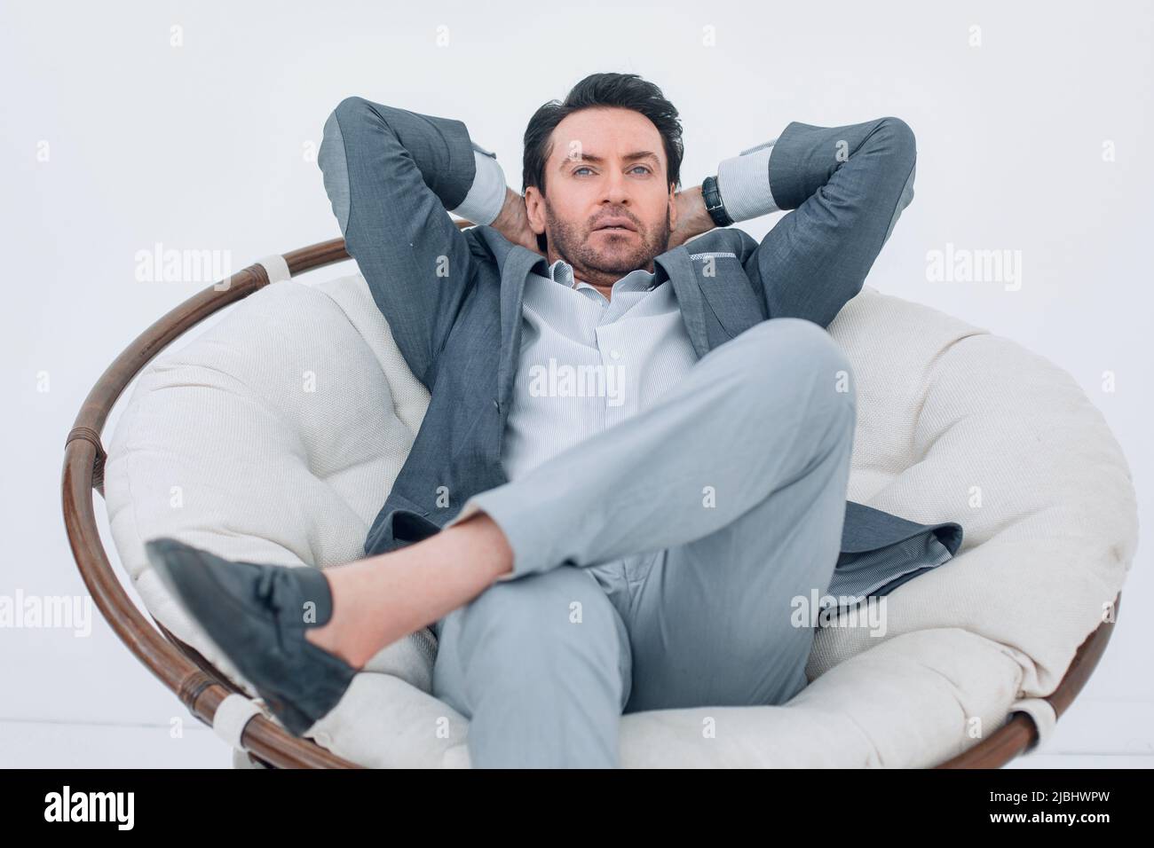 Bis zu schließen. nachdenklich der moderne Mensch in einem bequemen ...