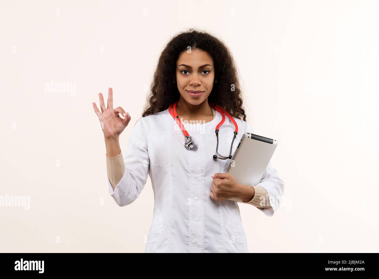 African American Female General Doctor mit Tablet-PC. Daten auf dem ...