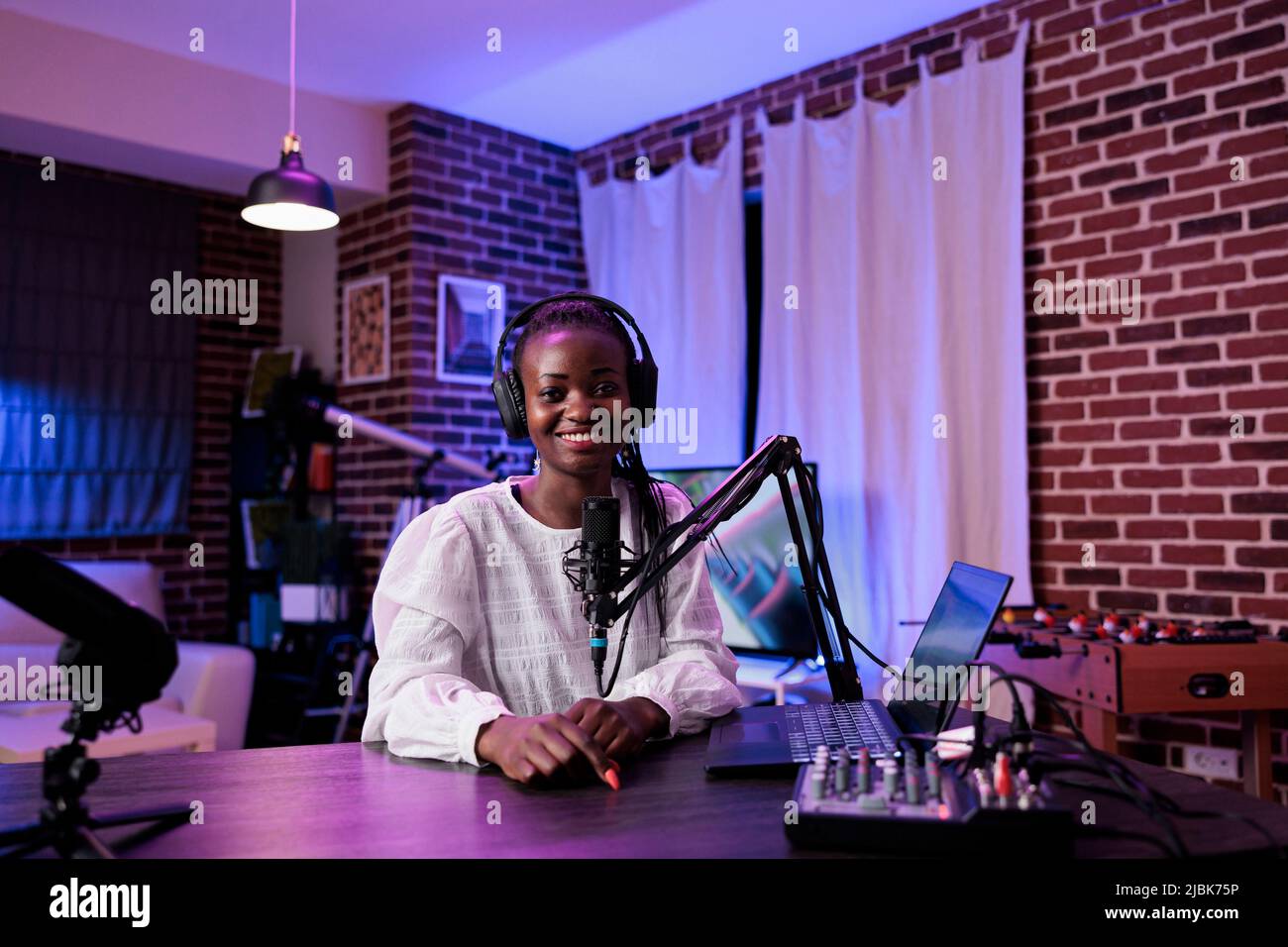 POV von afroamerikanischem Influencer, der Talkshow aufzeichnet und ...