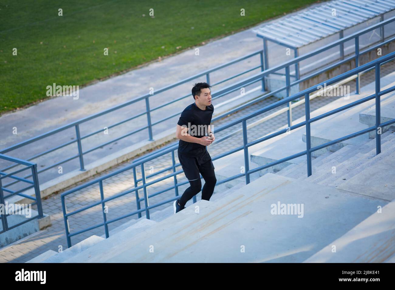 Männliche klettertreppe -Fotos und -Bildmaterial in hoher Auflösung – Alamy