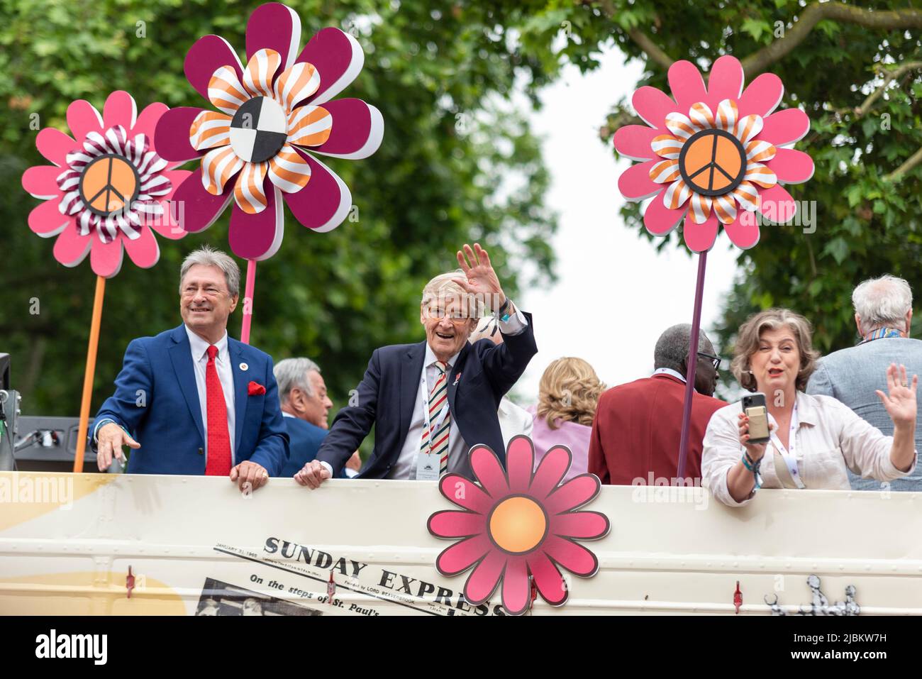 Prominente im offenen Bus bei der Parade der Queen's Platinum Jubilee ...