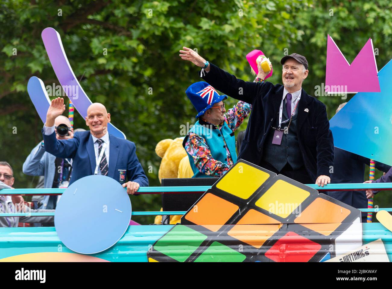 Prominente im offenen Bus bei der Parade der Queen's Platinum Jubilee ...