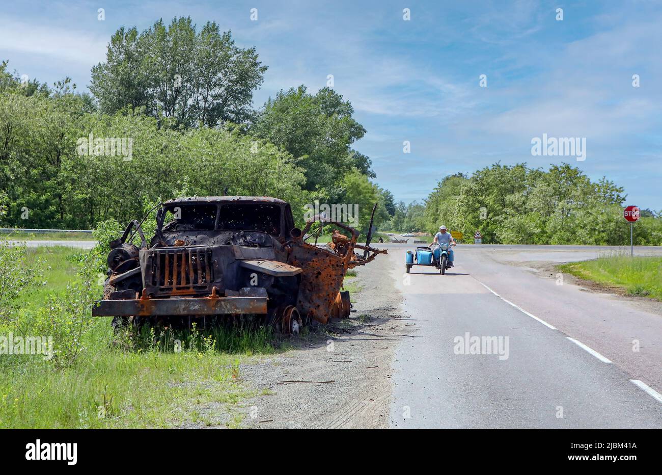 REGION KIEW, UKRAINE - 4. JUNI 2022 - die Überreste zerstörter ...