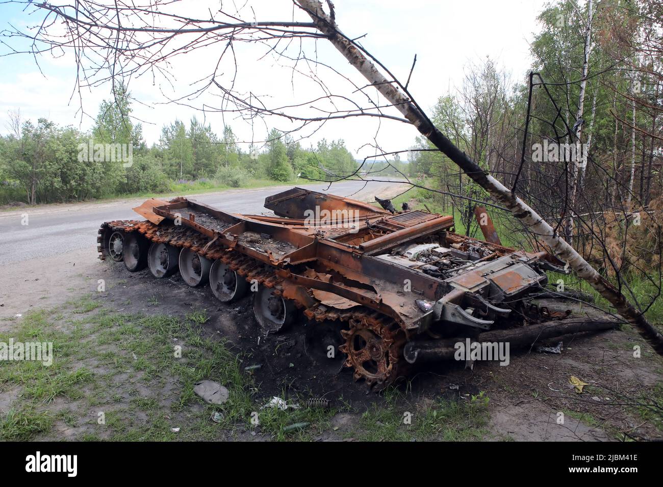 REGION KIEW, UKRAINE - 4. JUNI 2022 - die Überreste zerstörter ...