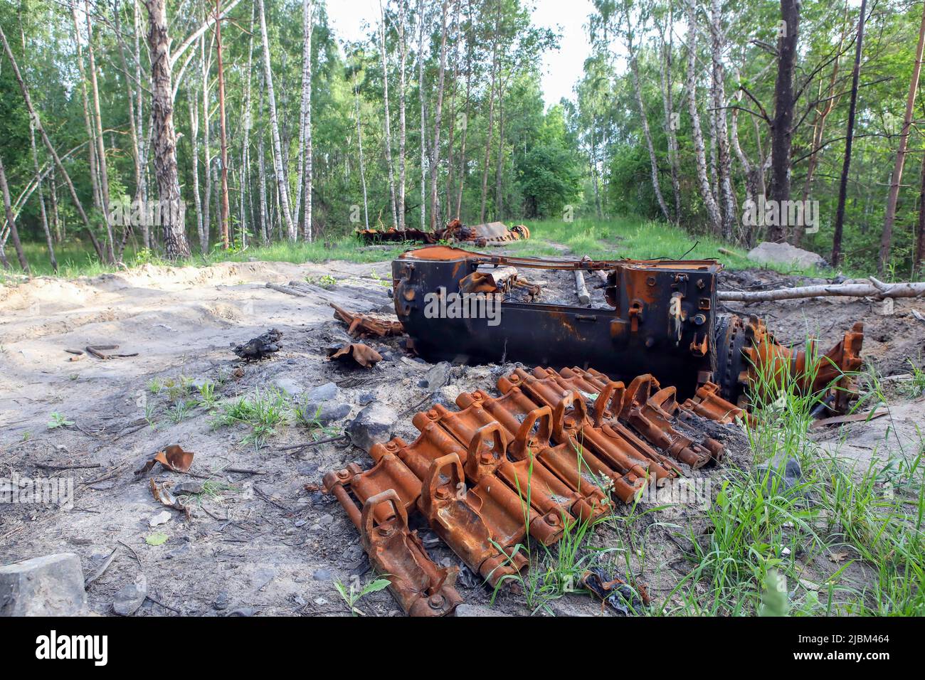 REGION KIEW, UKRAINE - 4. JUNI 2022 - die Überreste zerstörter ...
