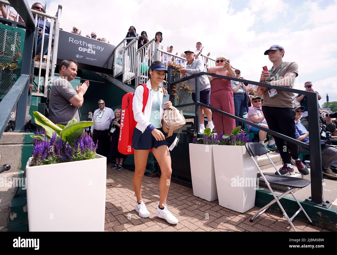 Emma Raducanu geht am vierten Tag der Rothesay Open 2022 im Nottingham ...