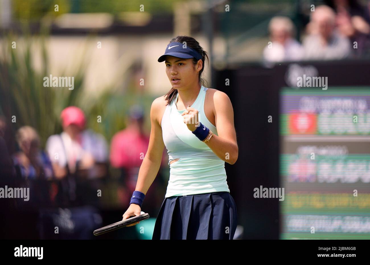 Emma Raducanu feiert einen Punkt gegen Viktorija Golubic am vierten Tag ...