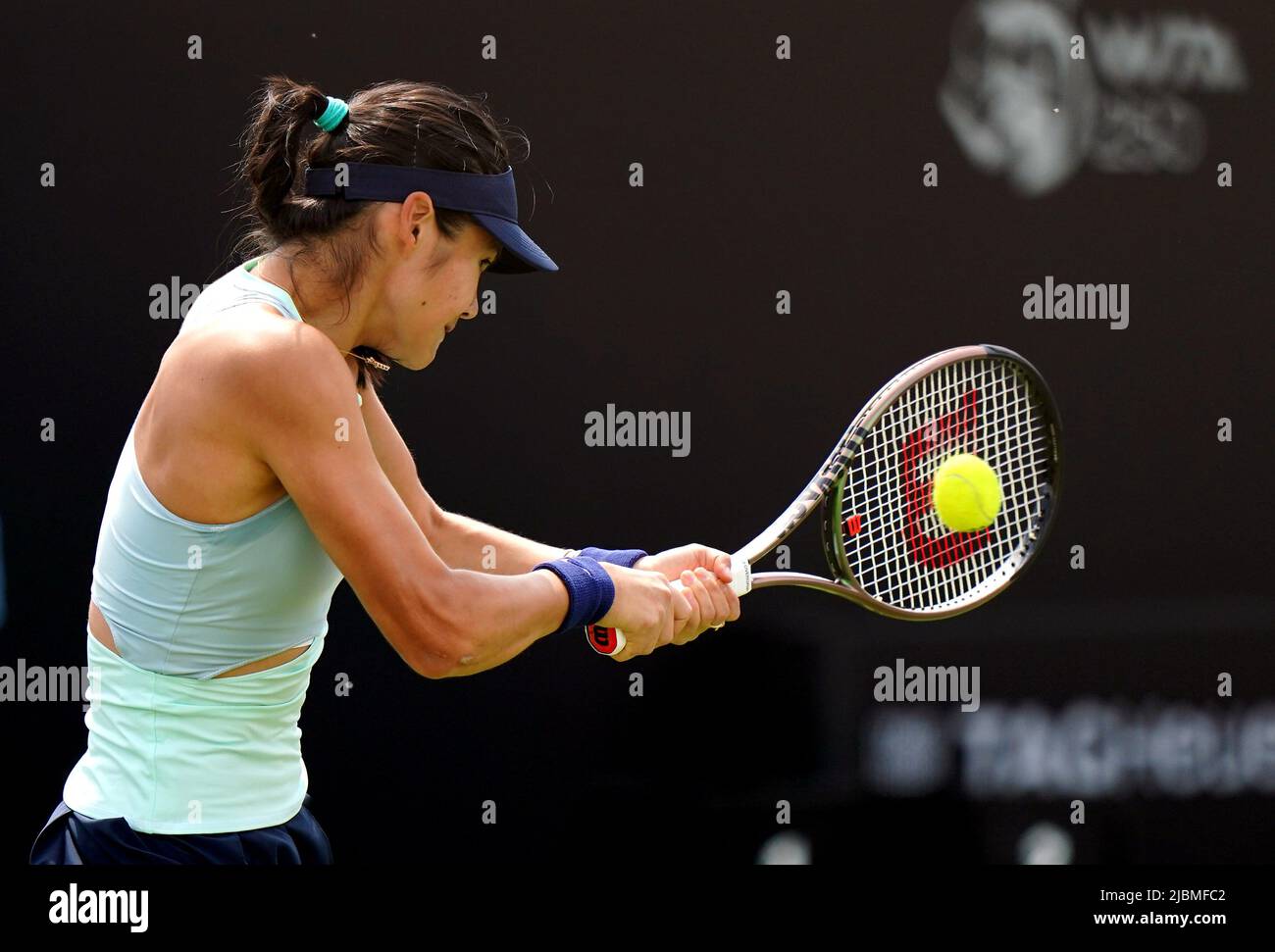 Emma Raducanu im Einsatz gegen Viktorija Golubic am vierten Tag der ...