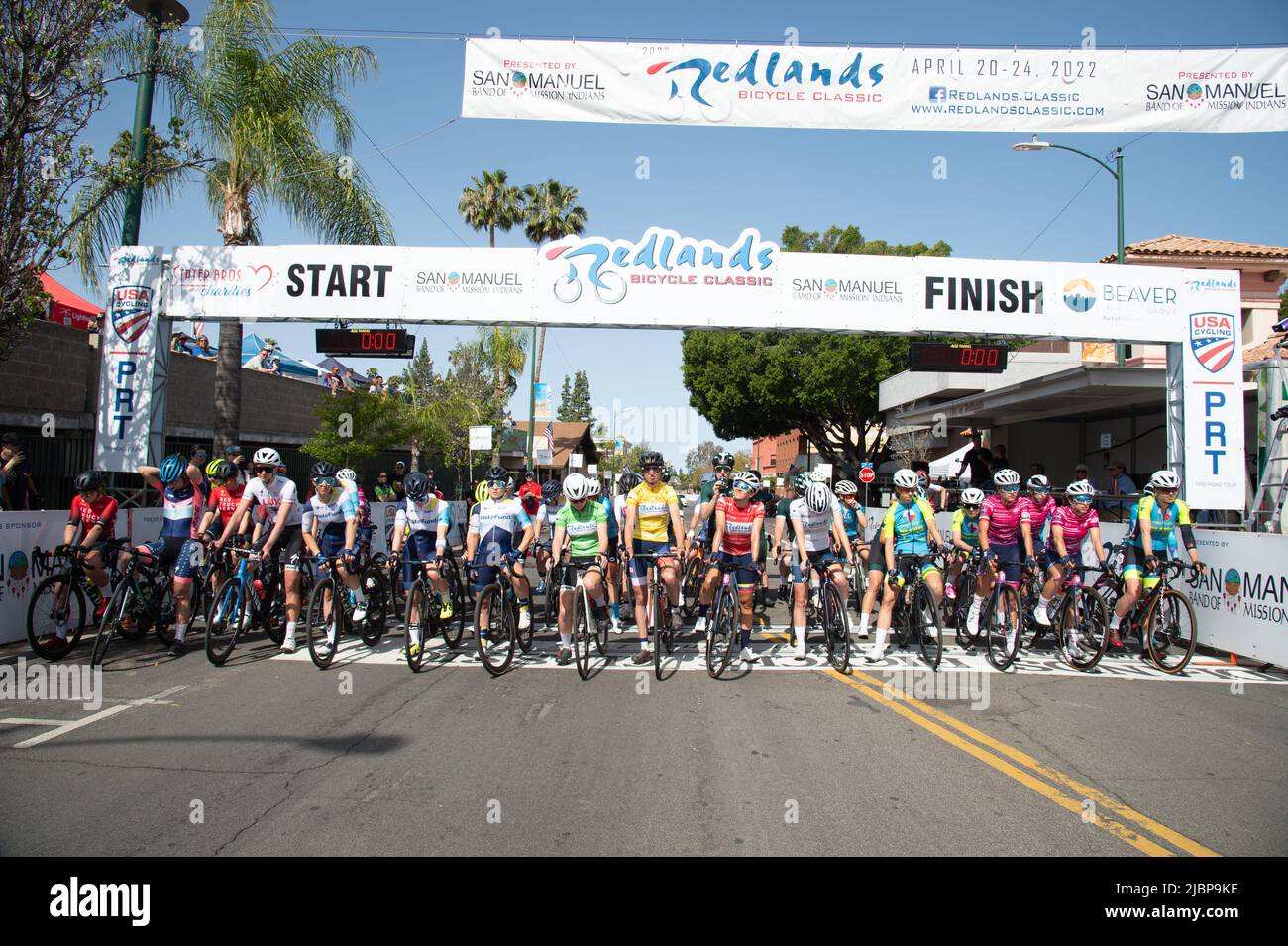 Das Männerfeld steht am Start der Sunset Loop, der 5. Etappe des ...