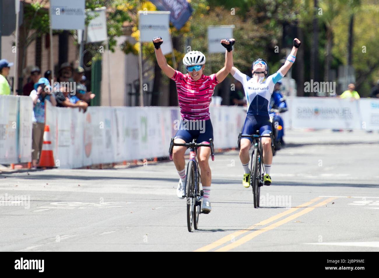 Erica Clevenger vom DNA Pro Cycling Team gewinnt den Sunset Loop ...