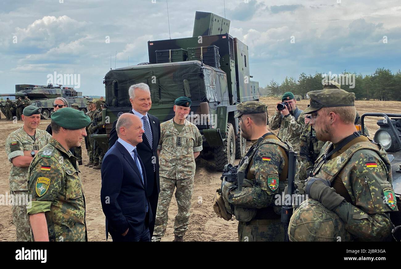 Bundeskanzler Olaf Scholz und litauischer Präsident Gitanas Nauseda ...