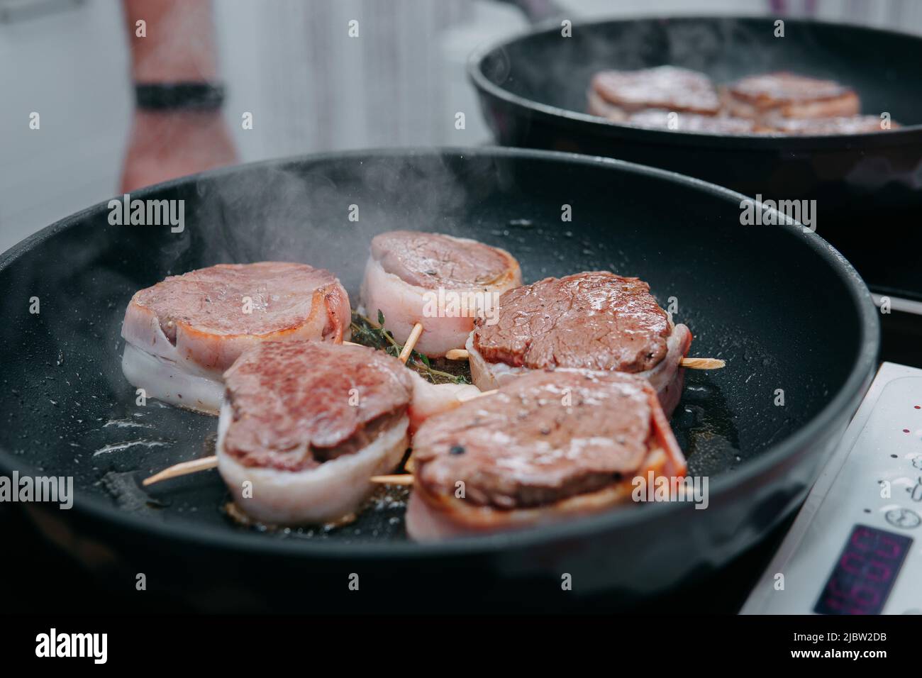 Rohes Rinderfleisch zum Kochen von Steak. Rohes Rindfleisch wird in ...