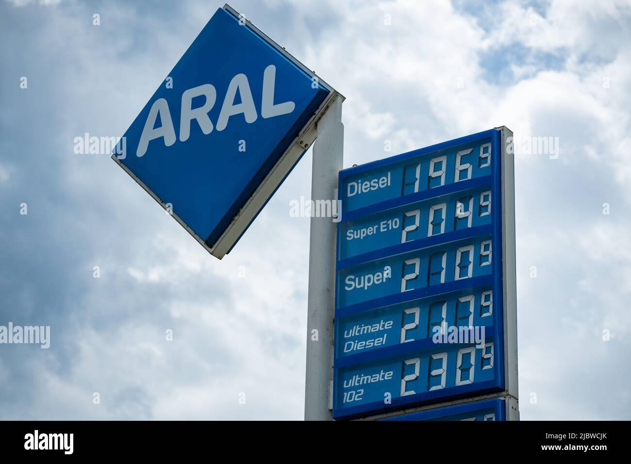 Preistafel an einer aral tankstelle -Fotos und -Bildmaterial in hoher ...