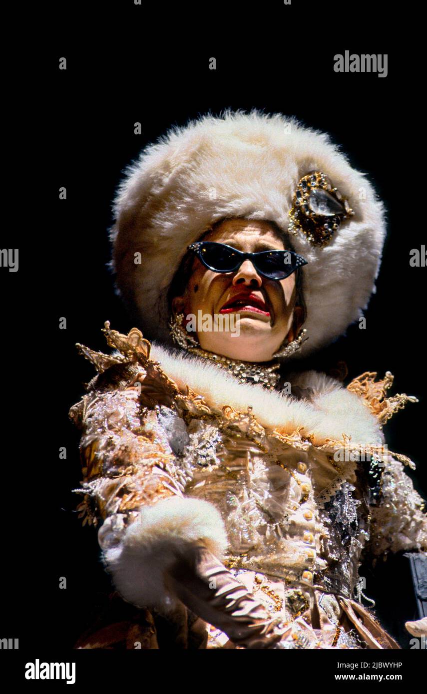 Kathryn Hunter (Clara Zachanassian) beim BESUCH von Friedrich ...