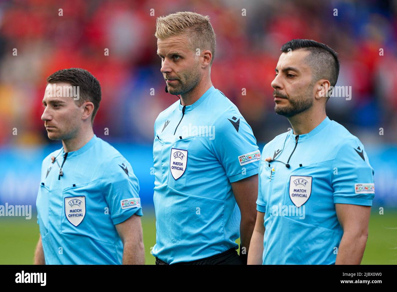 CARDIFF, WALES - 8. JUNI: Schiedsrichter-Assistent Andreas Soderqvist ...