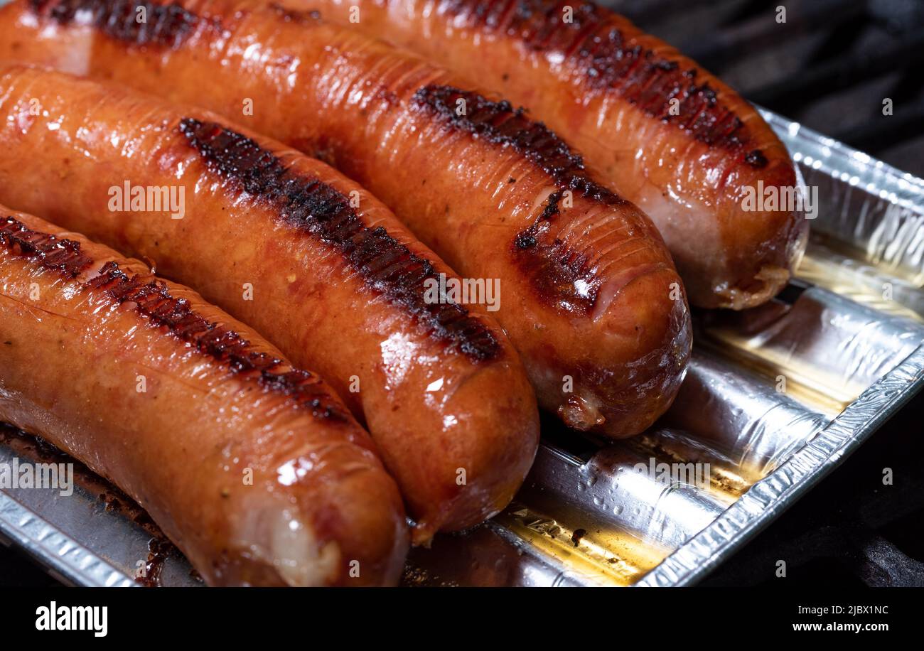 Gegrillte Wurst auf einem Aluminiumkissen. Grill, Zubereitung von ...