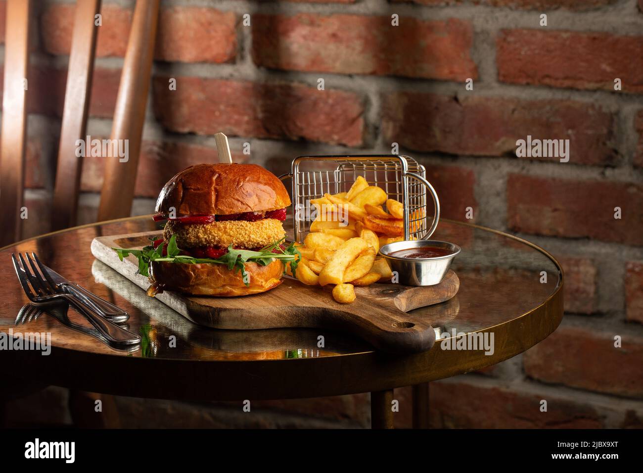 Großer Cheeseburger mit pommes frites. Hamburger mit Rinderfilet ...