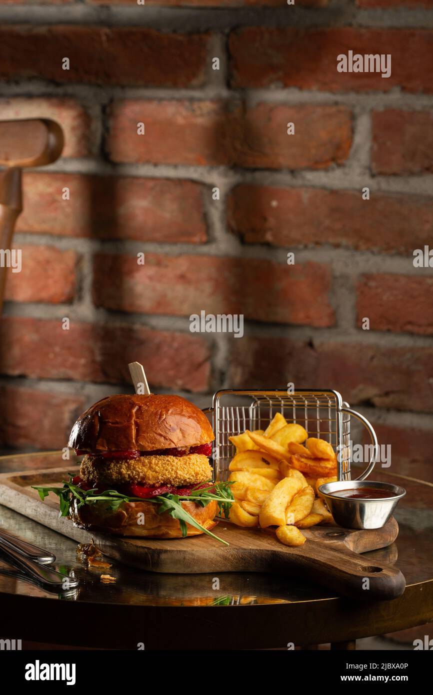Großer Cheeseburger mit pommes frites. Hamburger mit Rinderfilet ...