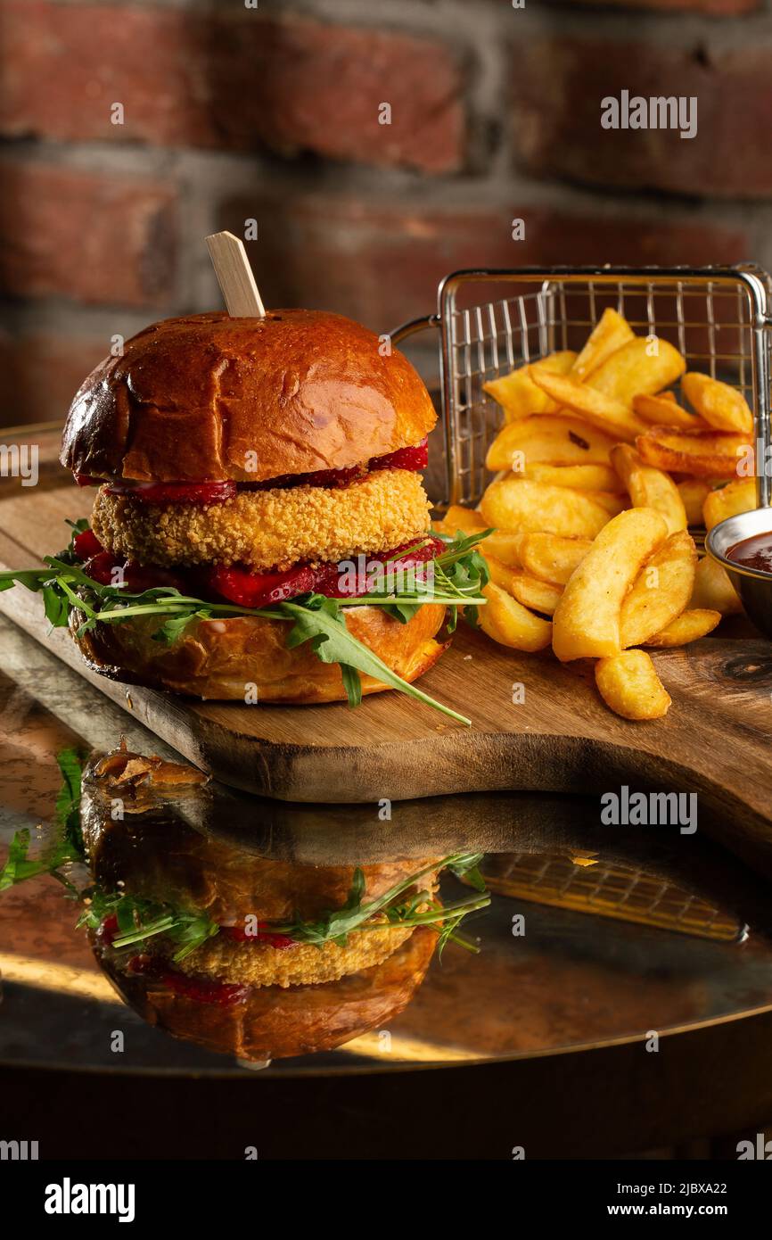 Großer Cheeseburger mit pommes frites. Hamburger mit Rinderfilet ...