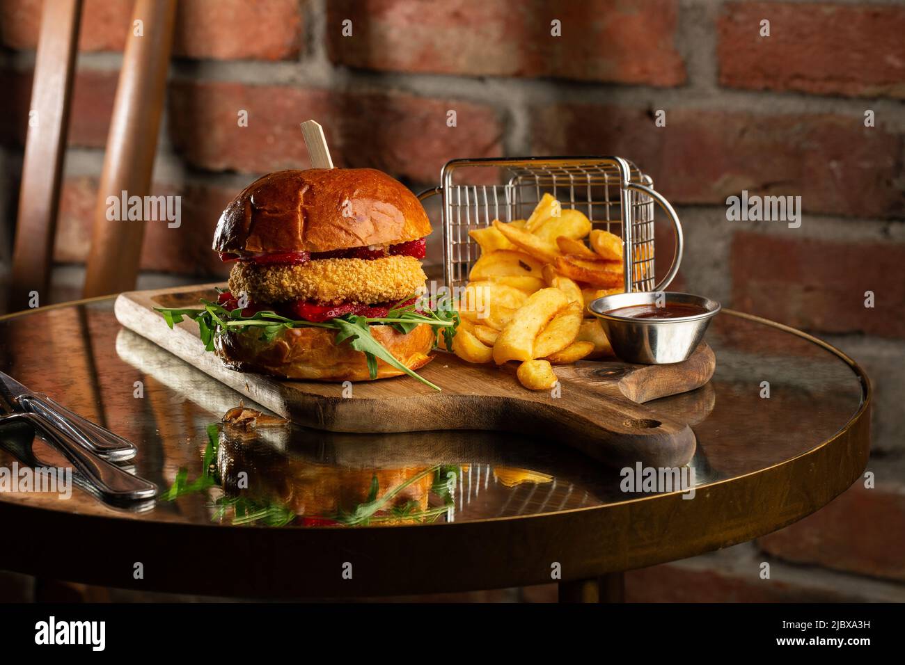 Großer Cheeseburger mit pommes frites. Hamburger mit Rinderfilet ...