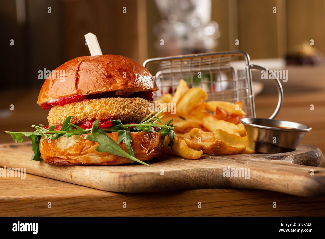 Großer Cheeseburger mit pommes frites. Hamburger mit Rinderfilet ...
