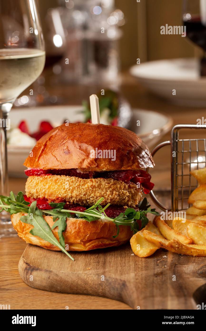 Großer Cheeseburger mit pommes frites. Hamburger mit Rinderfilet ...