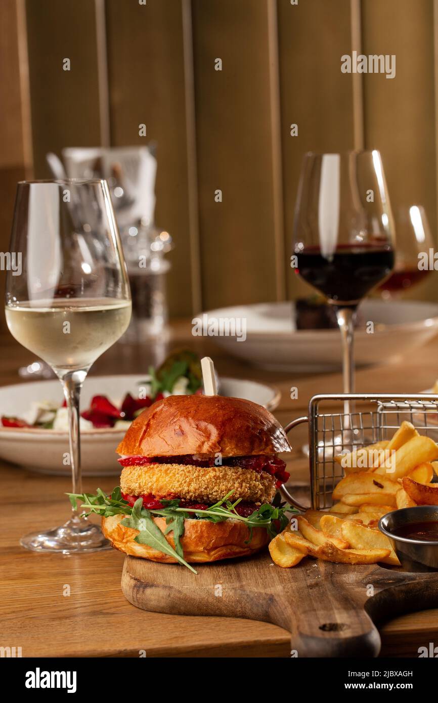 Großer Cheeseburger mit pommes frites. Hamburger mit Rinderfilet ...