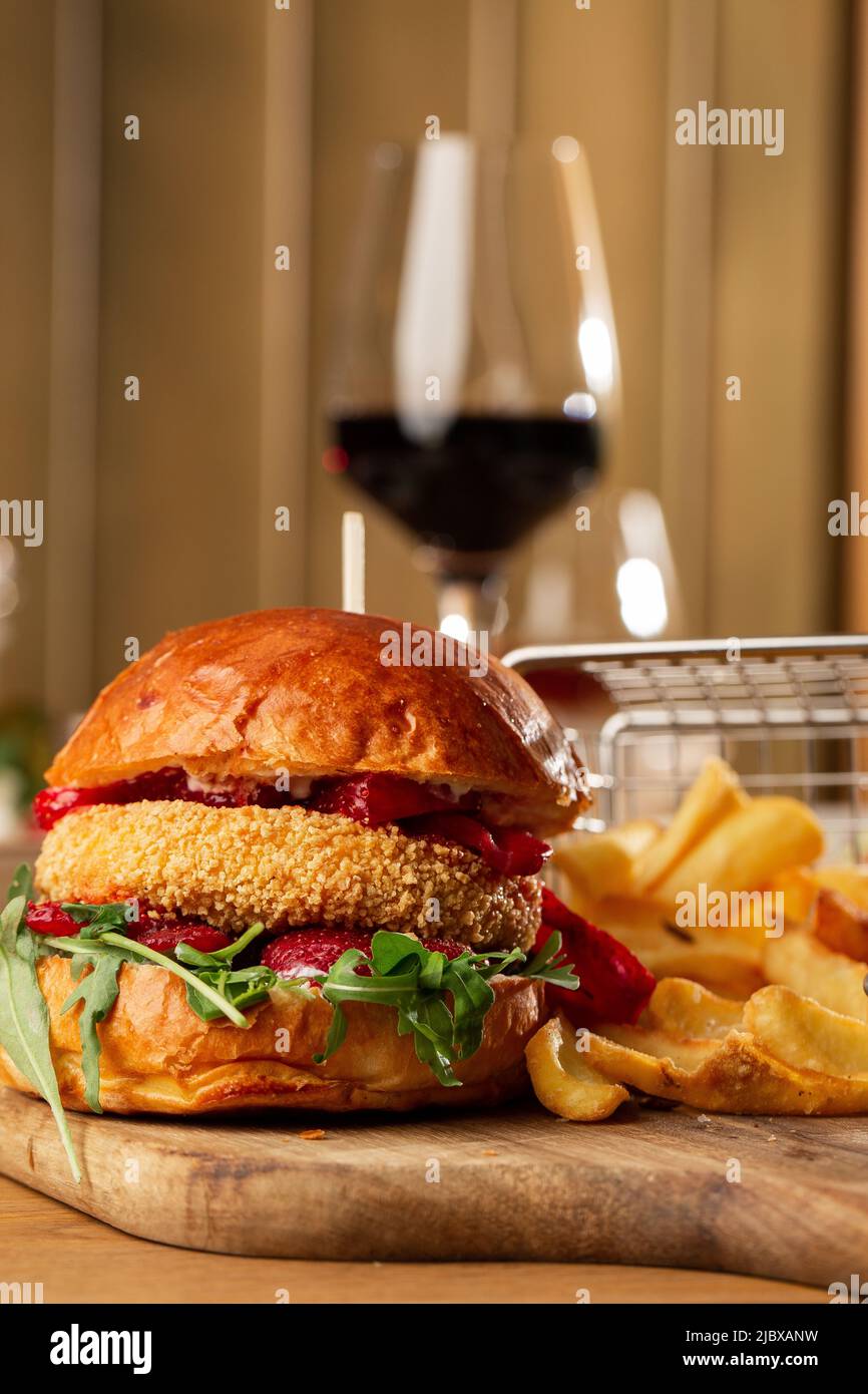 Großer Cheeseburger mit pommes frites. Hamburger mit Rinderfilet ...