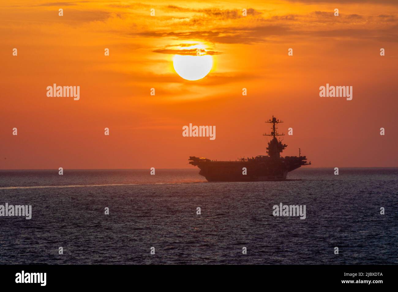 220606-N-AO868-1133 ADRIA (6. Juni 2022) der Flugzeugträger USS Harry S ...