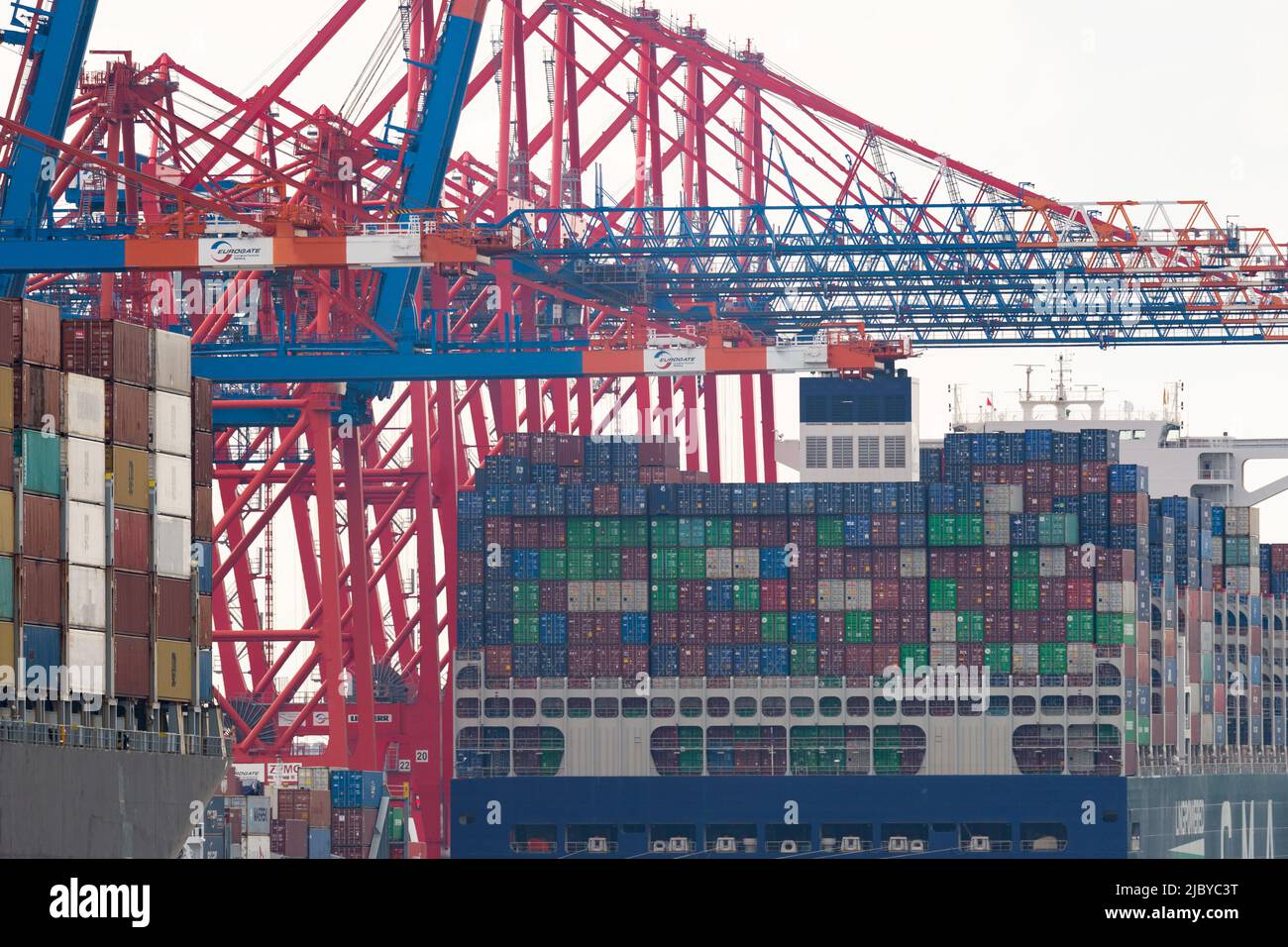 Hamburg, Deutschland. 08.. Juni 2022. Am Eurogate-Terminal in Waltershof werden Container ...