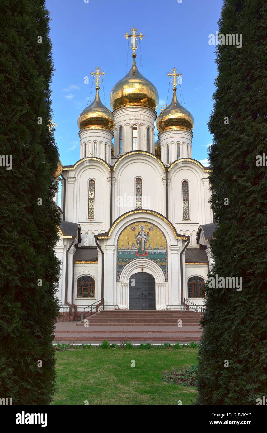 Das restaurierte orthodoxe Kloster St. Nikolaus. Mauern und Kuppeln der St. Nikolaus-Kathedrale ...