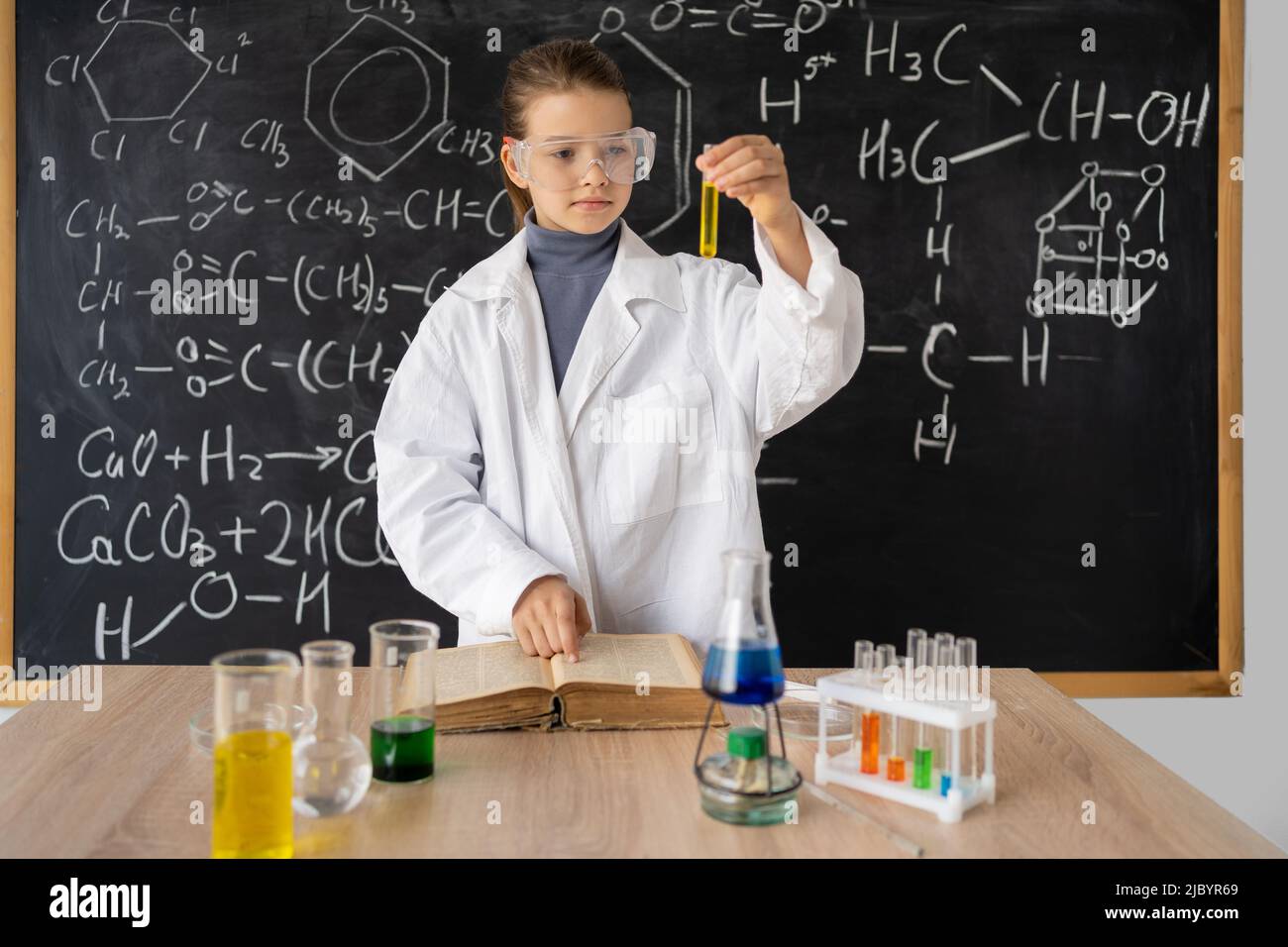 Experimentieren schule -Fotos und -Bildmaterial in hoher Auflösung – Alamy