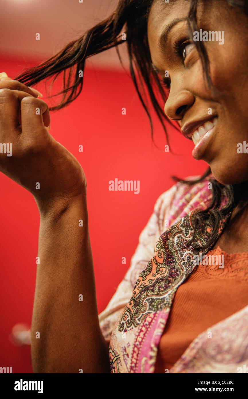 Afrikanische frauen, die haare pflegen -Fotos und -Bildmaterial in hoher Auflösung – Alamy