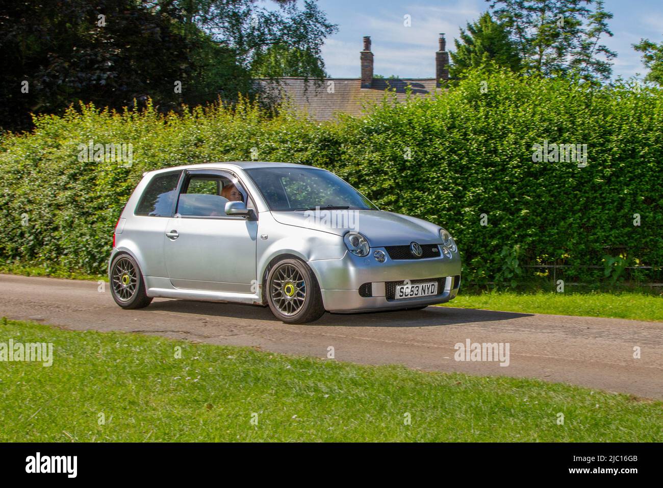 Volkswagen poloblaue autos -Fotos und -Bildmaterial in hoher Auflösung – Alamy