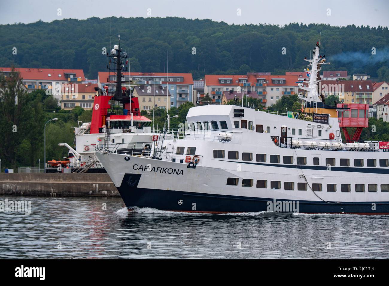 Sassnitz, Deutschland. 09.. Juni 2022. Das Ausflugsschiff Cap Arkona fährt im Hafen von Sassnitz ...