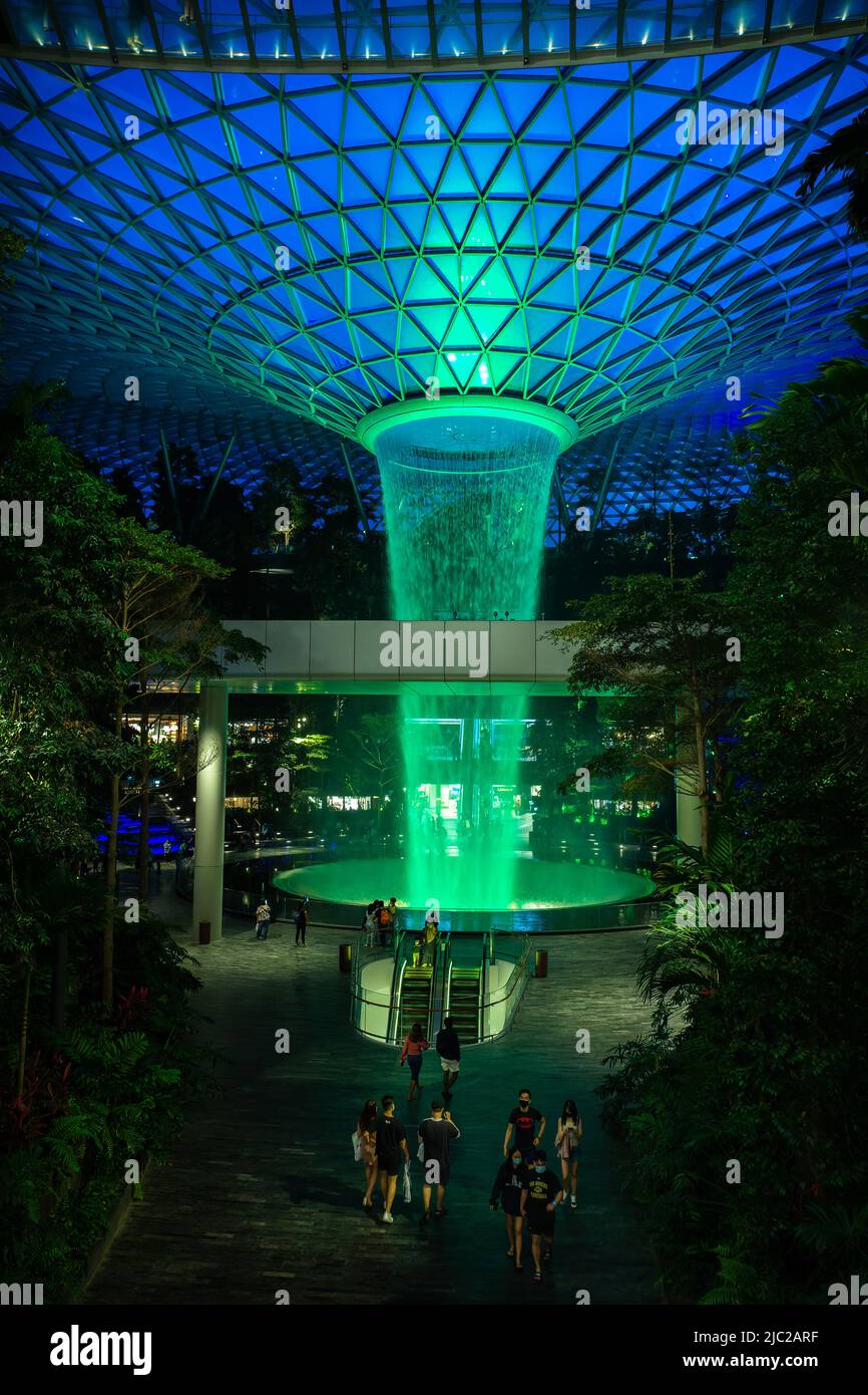 HSBC Rain Vortex. Der Jewel Changi Airport ist eine Mixed-Use ...