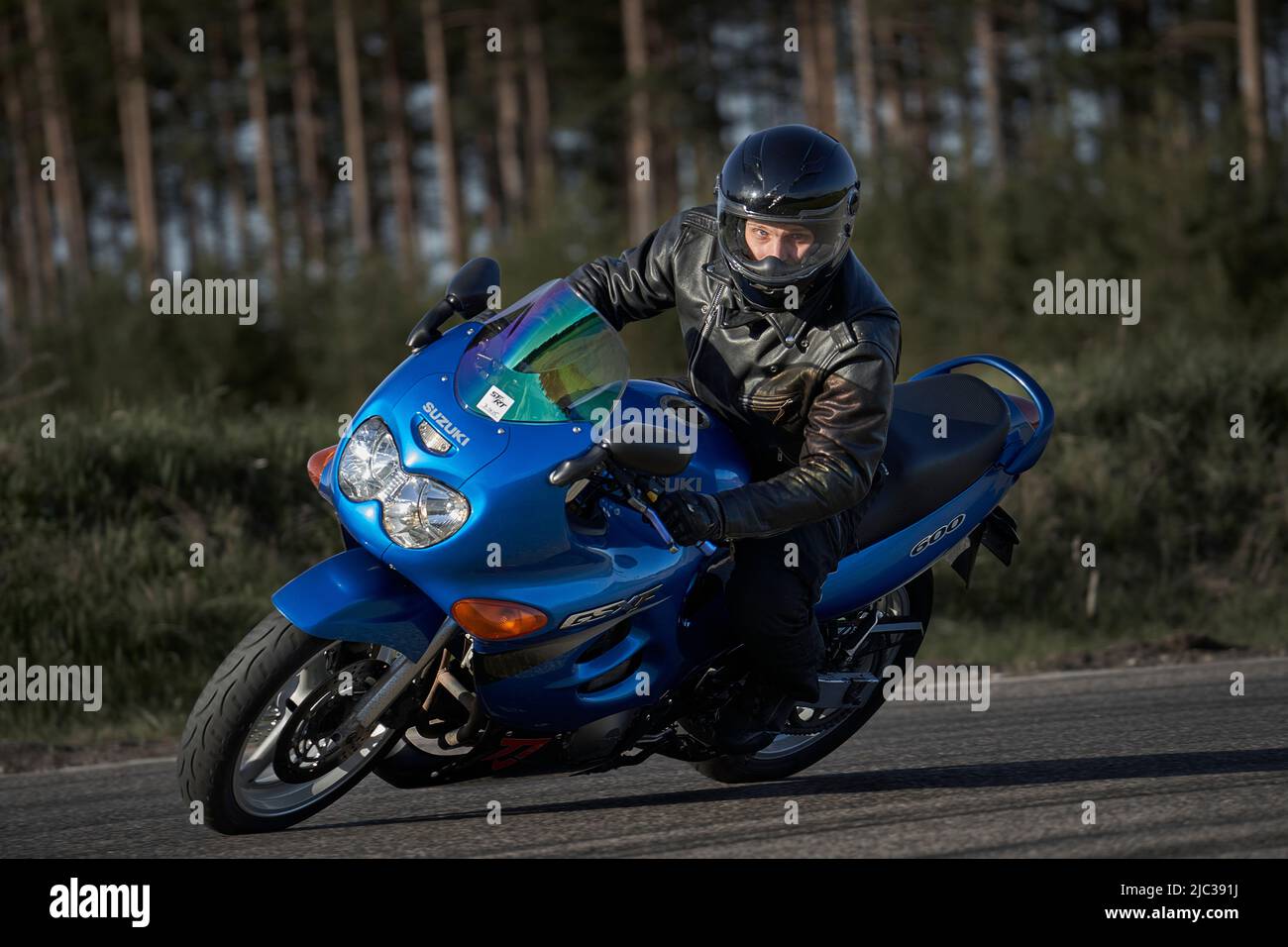 12-09-2022 Riga, Lettland Mann fährt Motorrad auf Asphaltstraße ...