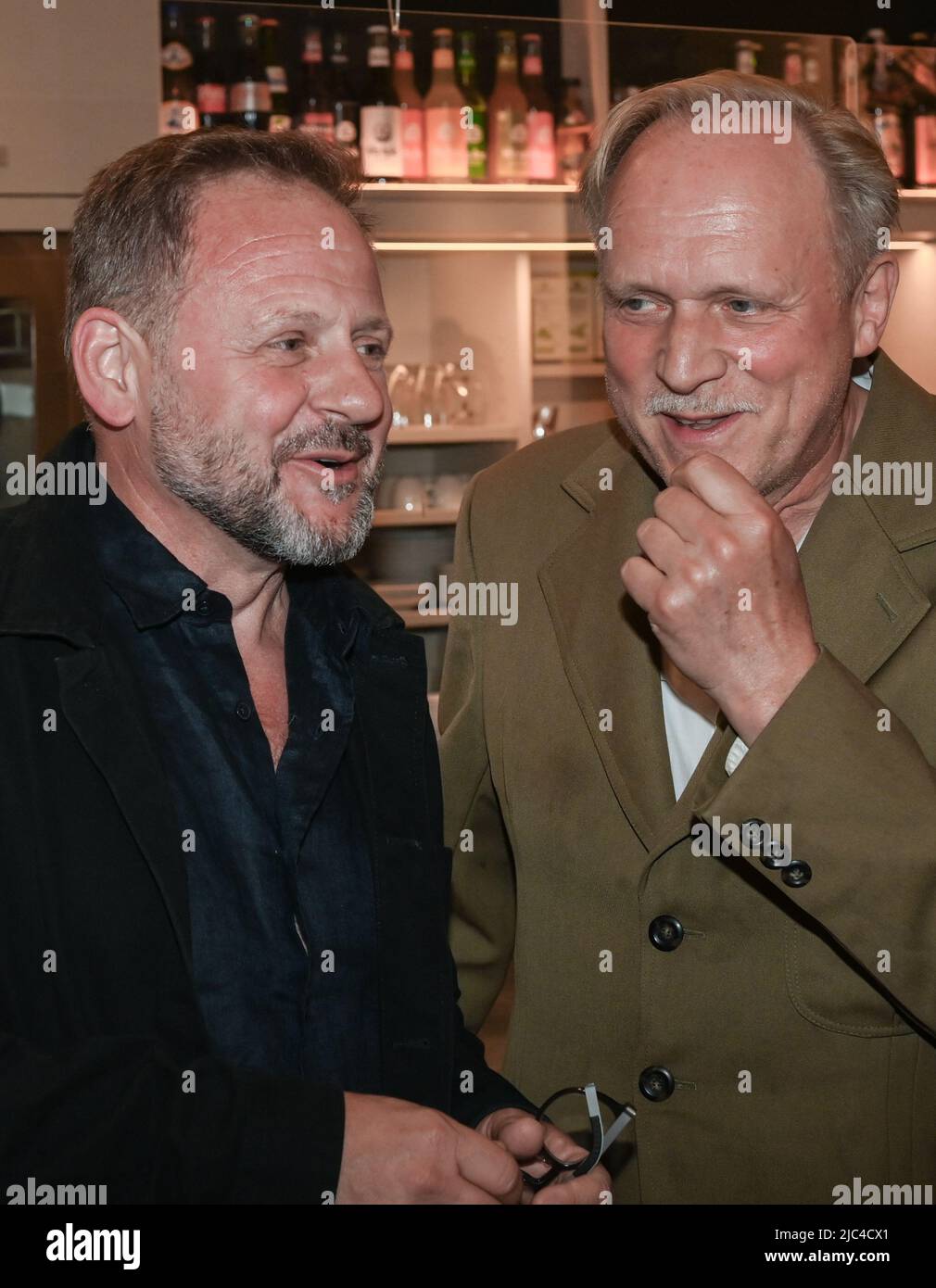 Berlin, Deutschland. 09.. Juni 2022. Die Schauspieler Samuel Finzi (l ...