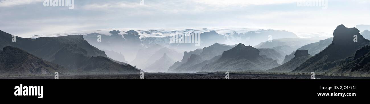 Panorama, Bergtal mit Fluss Krossa, wilde Natur, Myrdalsjoekull ...
