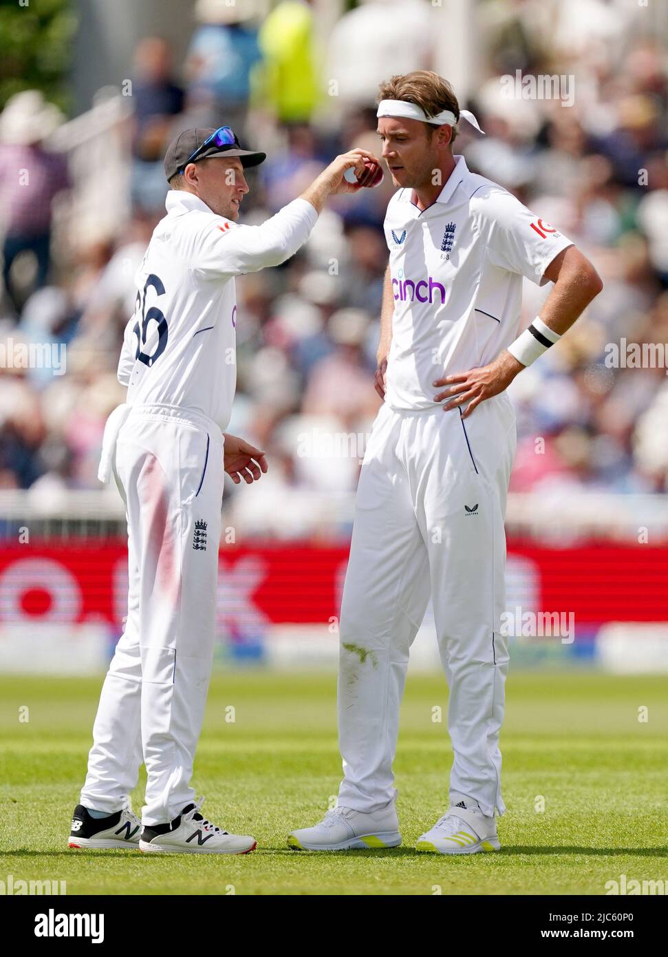 Der englische Joe Root zeigt Stuart Broad den Ball am ersten Tag der ...