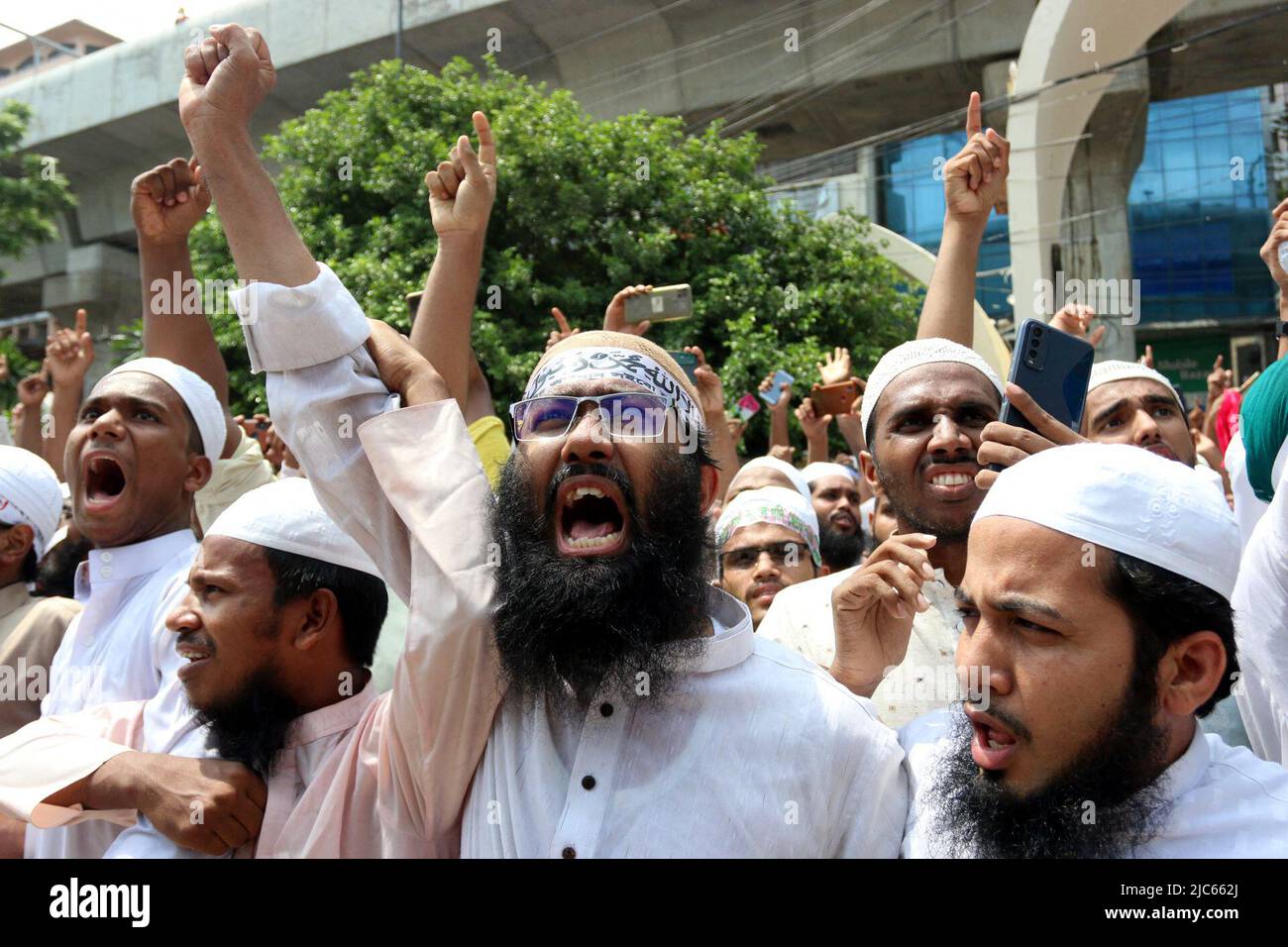 Dhaka, Bangladesch. 10.. Juni 2022. Die Aktivisten und Unterstützer islamistischer Parteien in ...