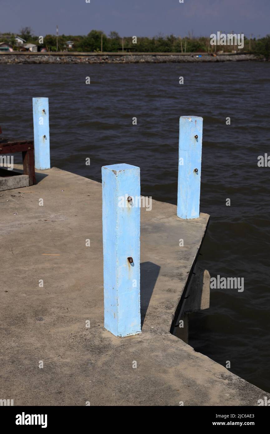 Betonmast mit Ketten Haken am Steg, Blue Jetty Mast, Blue Beton Pier ...