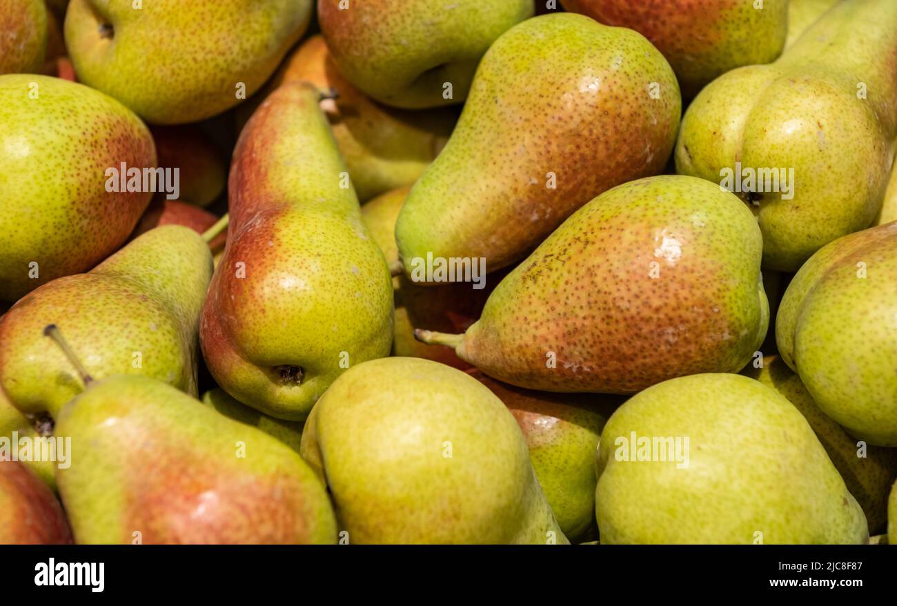 10. Juni 2022, Baden-Württemberg, Rottweil: Birnen werden in einem Edeka-Laden in der Obst- und ...